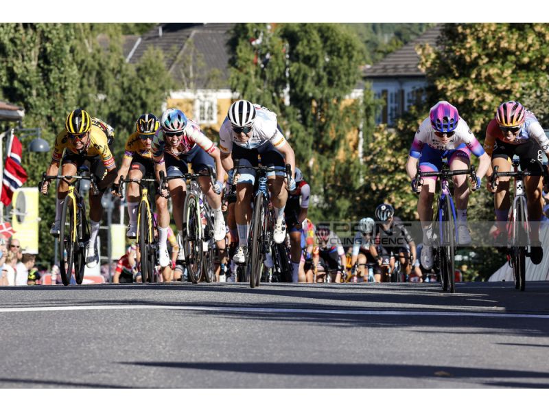 TOUR OF SCANDINAVIA. FESTEGGIA MANLY DAVANTI A HOSKING E TOMASI