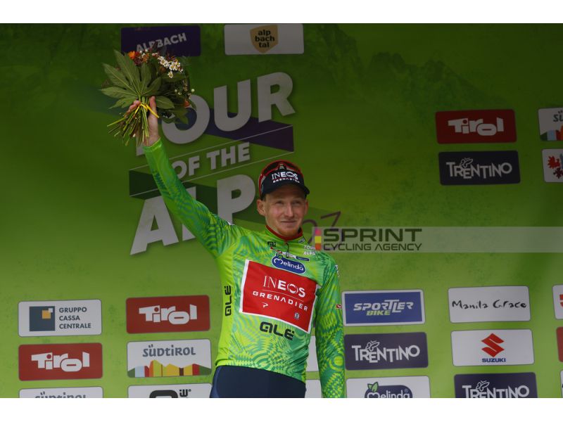 TOUR OF THE ALPS. GEOGHEGAN HART, THOMAS E UN PIANO BEN APPLICATO