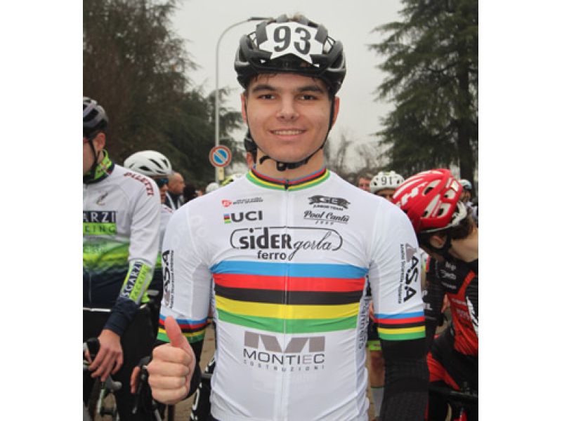 MATTEO FIORIN DONA LA MAGLIA IRIDATA ALLA CHIESETTA DEL GHISALLO