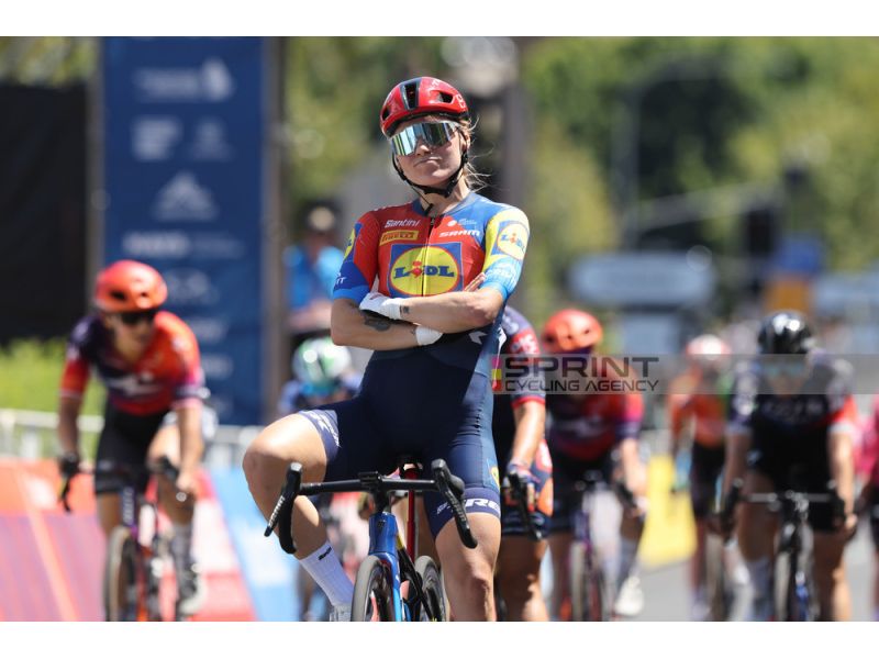 SCHWALBE WOMEN. COPPONI'S WINNING SPRINT. RACHELE BARBIERI IS THIRD. VIDEO