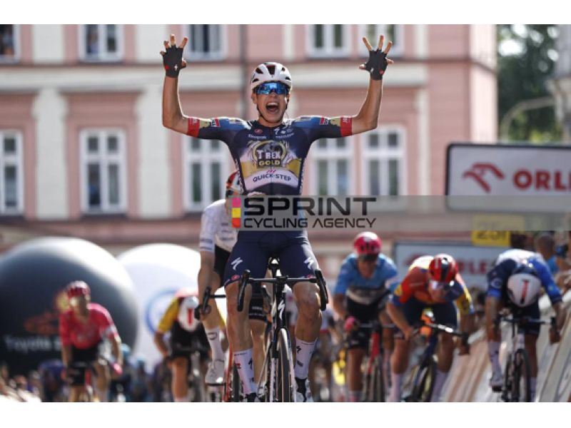 Ari kystya leake she is a young charming Korean companion,