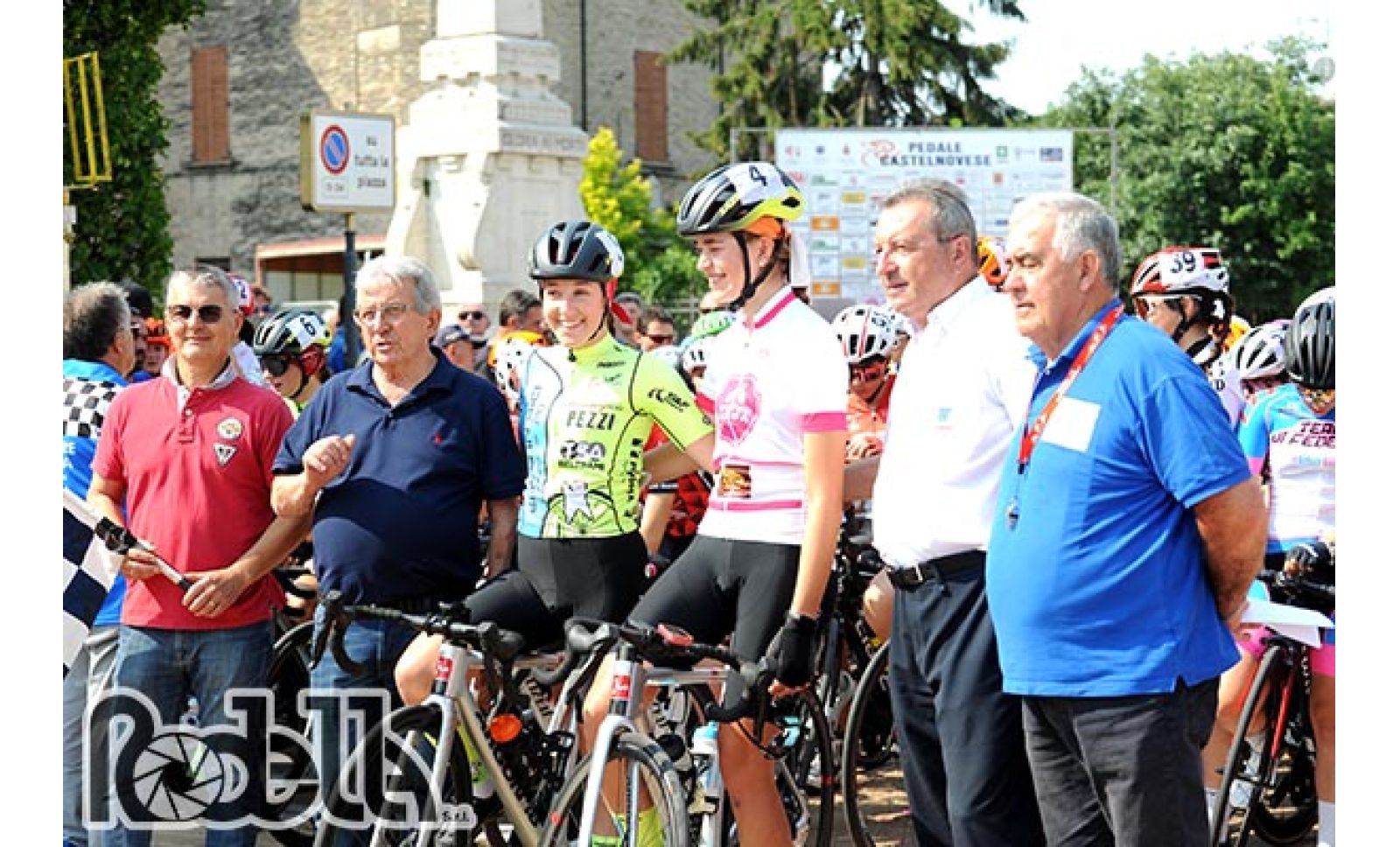 GAZOLDO DEGLI IPPOLITI. SARA PERUTA E SOFIA DELLE FONTANE BRINDANO AL "COFFANI". GALLERY