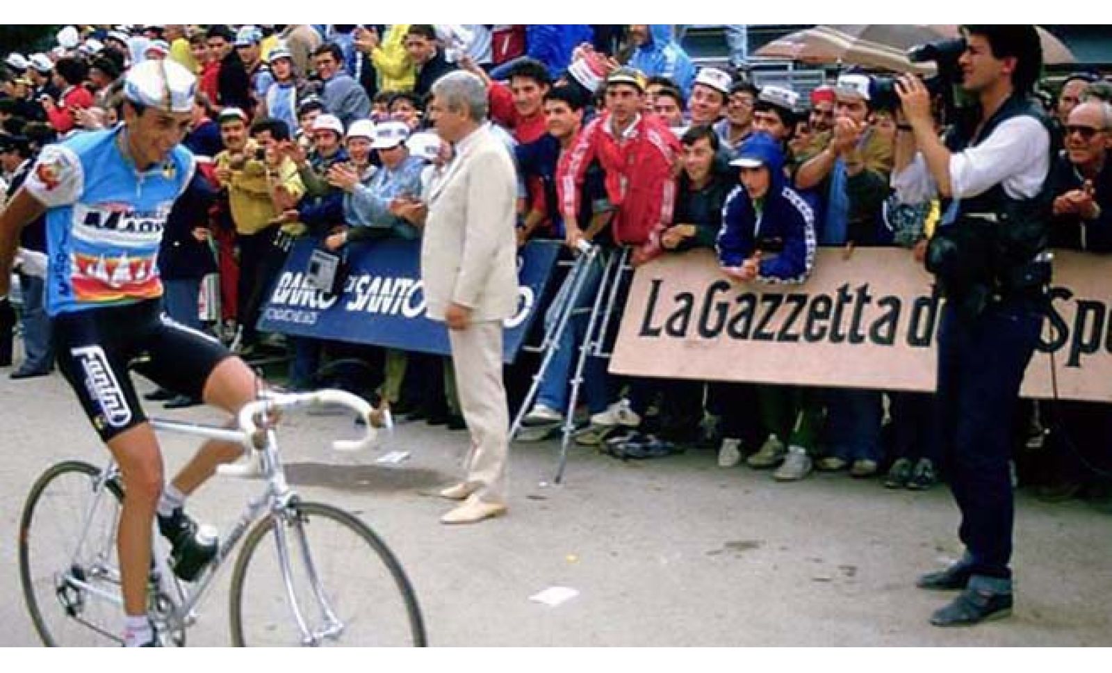 ASPETTANDO IL GIRO. LUCCA E LA STORIA ROSA LEGATA ALL'AMORE & VITA DI ...