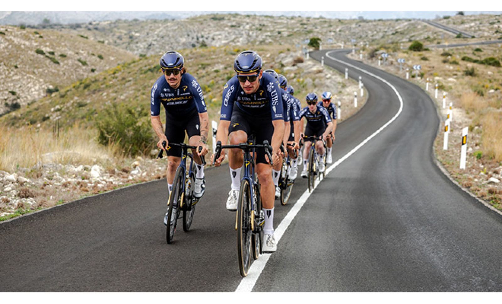 TEAM PINARELLO Q36.5 PRO CYCLING, PRESENTATE LA DOGMA F E IL COMPLETO ...
